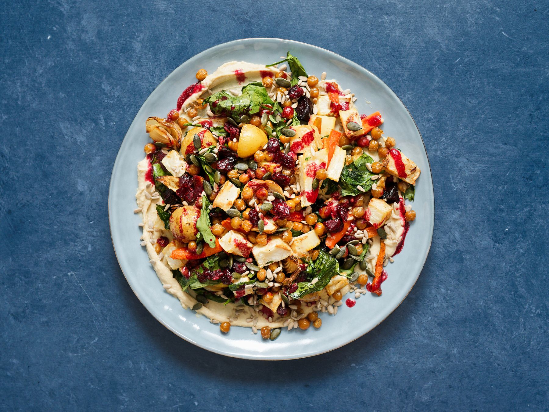 Hummus­schotel met geroosterde knol­groenten | PLANTPROEF