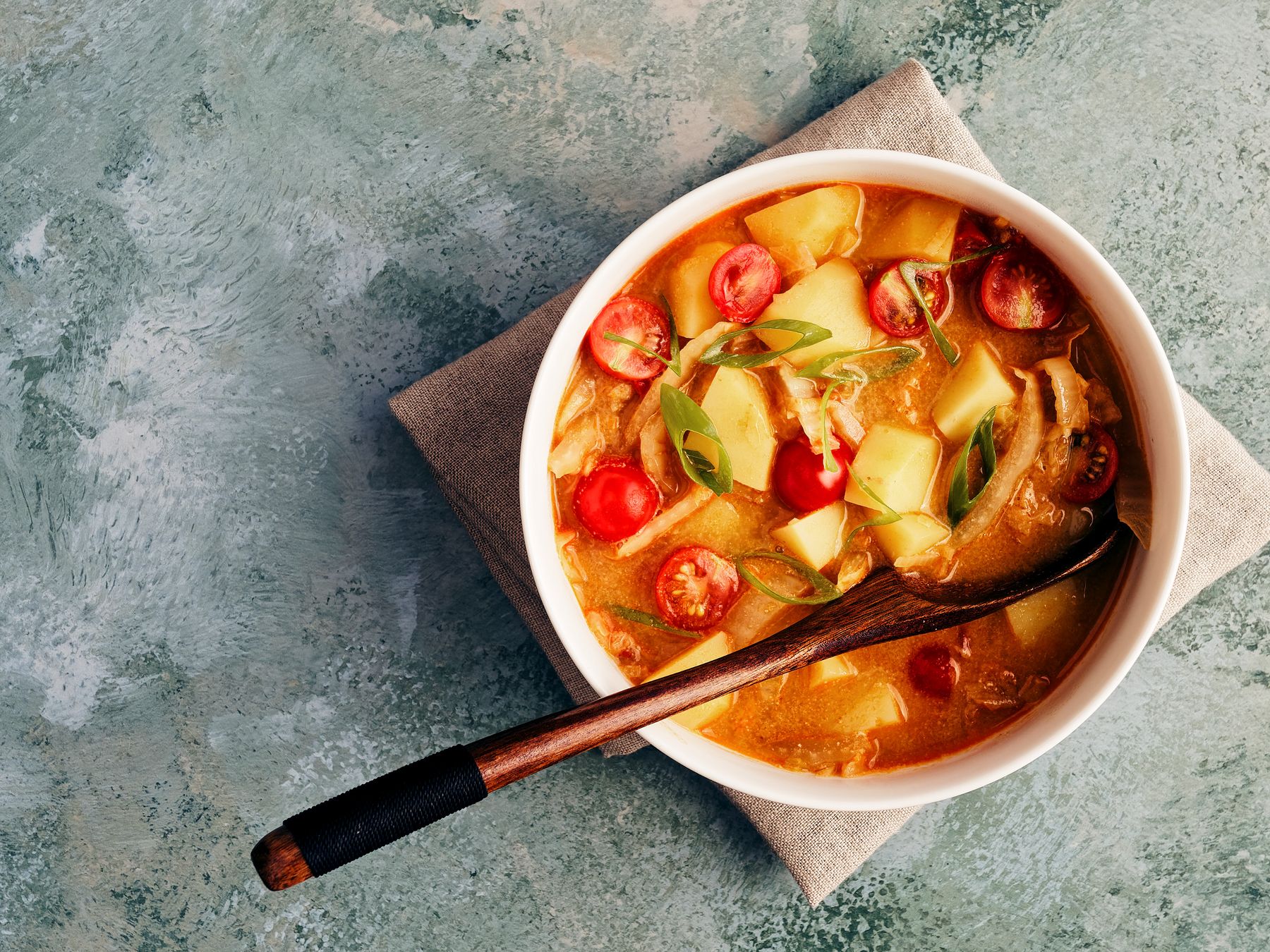 Plantaardige spicy zomerse misosoep met kool | PLANTPROEF